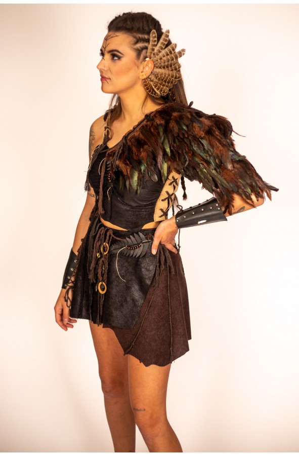 Medieval Shoulder Armor with Brown-Black Feathers - Yutecrea